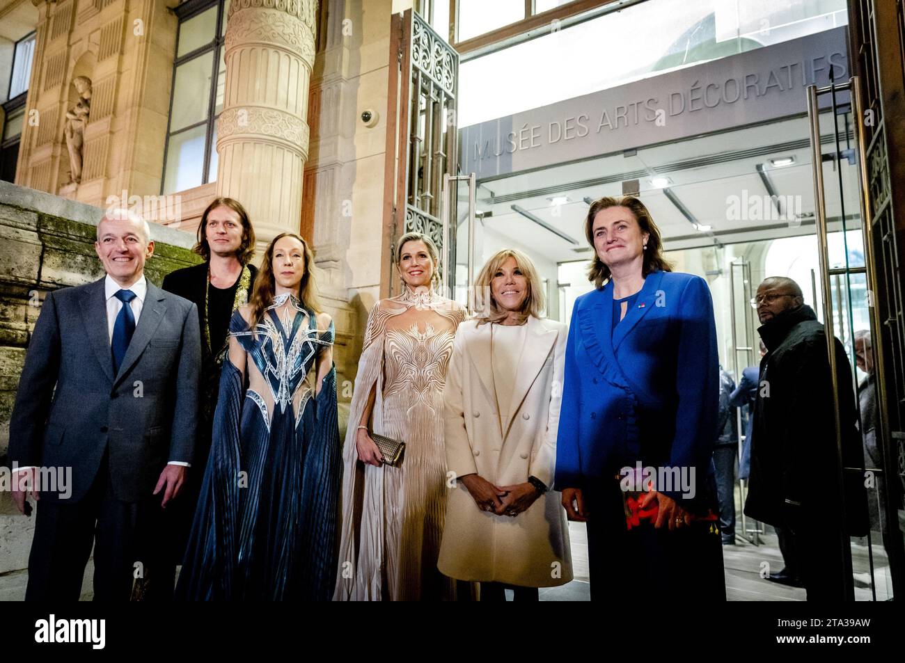 PARIS - Queen Máxima during the opening of the exhibition Iris van ... PARIS - Queen Máxima during the opening of the exhibition Iris van ...