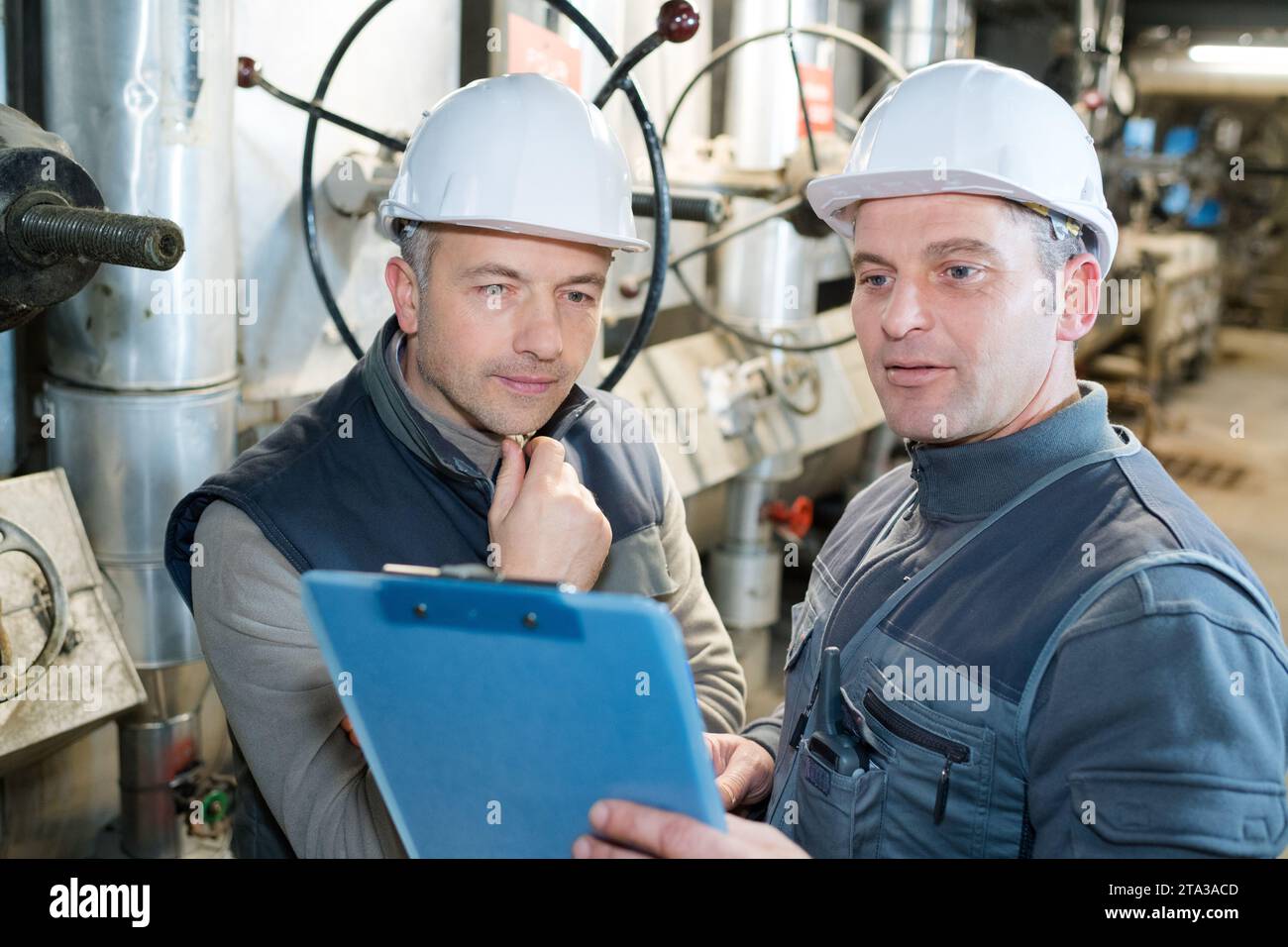 Factory worker writing hi-res stock photography and images - Alamy
