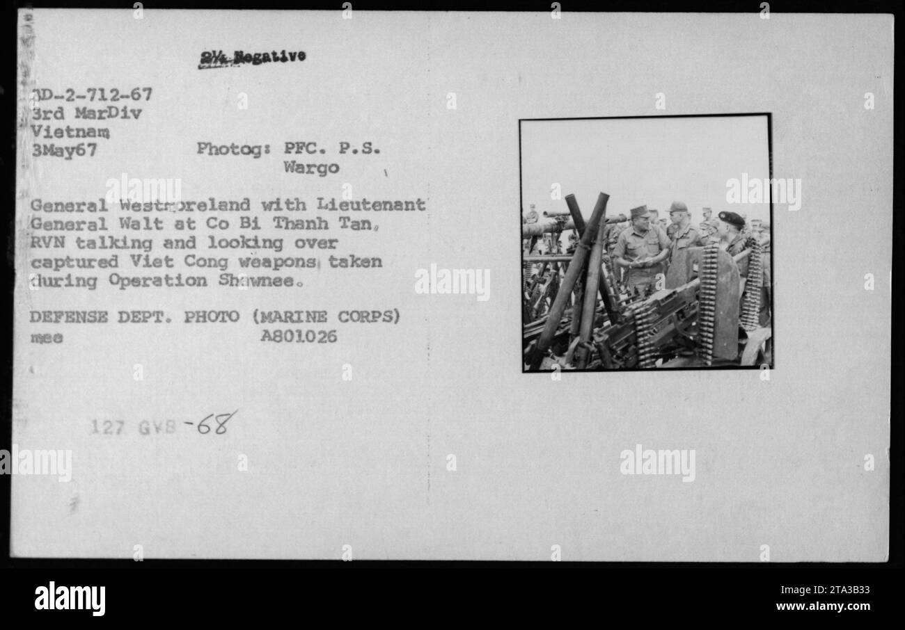 General Westmoreland and Lieutenant General Walt inspect captured Viet ...