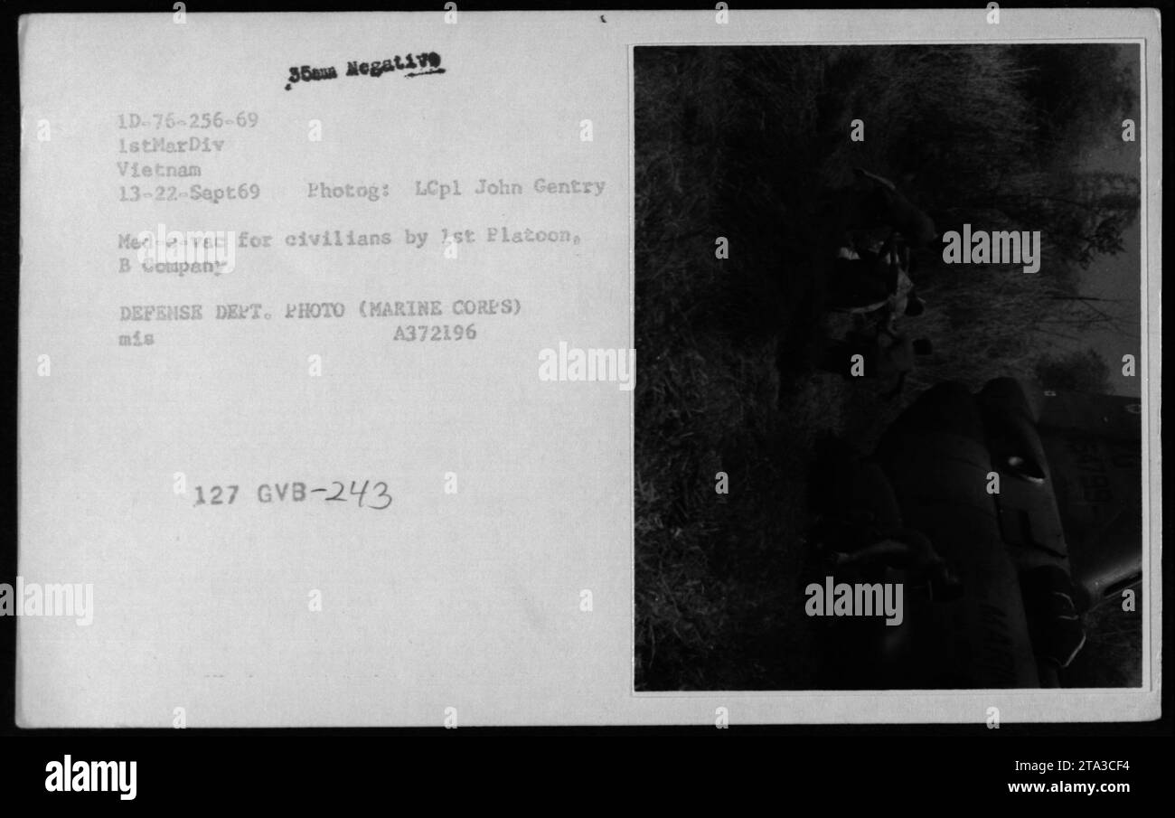 1st Platoon, B Company of the 1st Marine Division in Vietnam conducts a ...