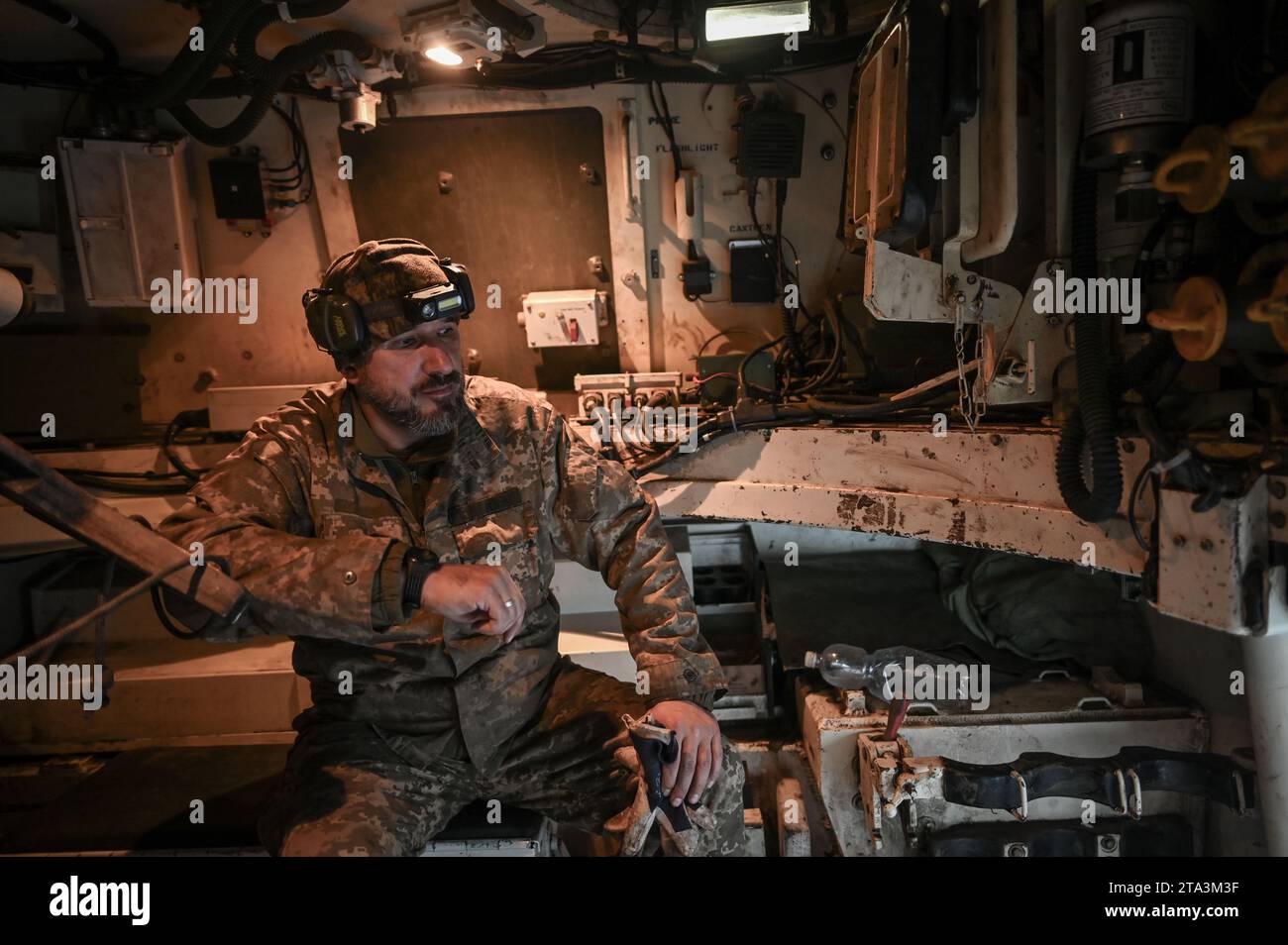Ukraine. 28th Nov, 2023. A Ukrainian servicemember sits inside an M109 ...