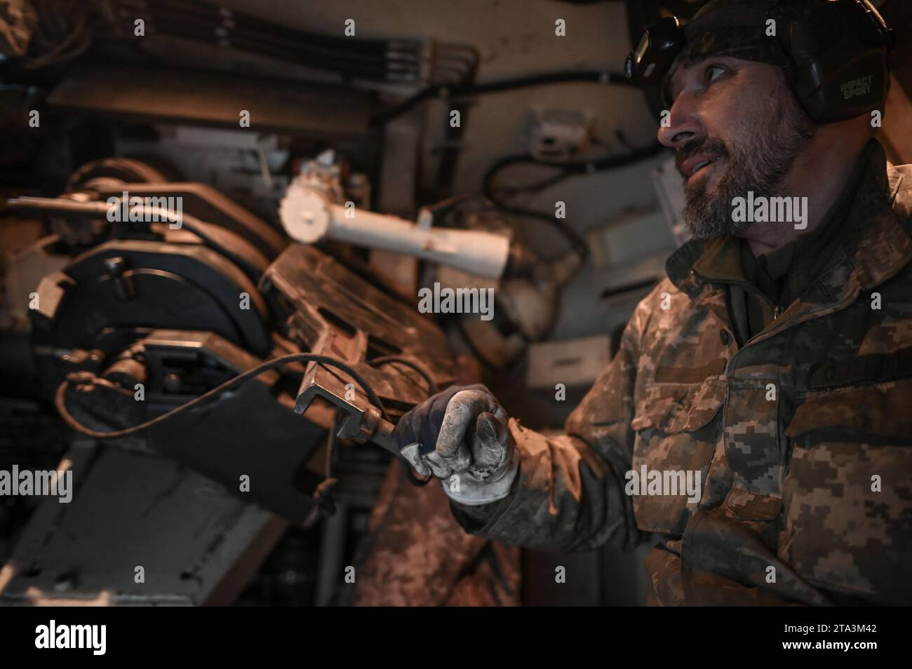Ukraine. 28th Nov, 2023. A Ukrainian servicemember holding the firing ...