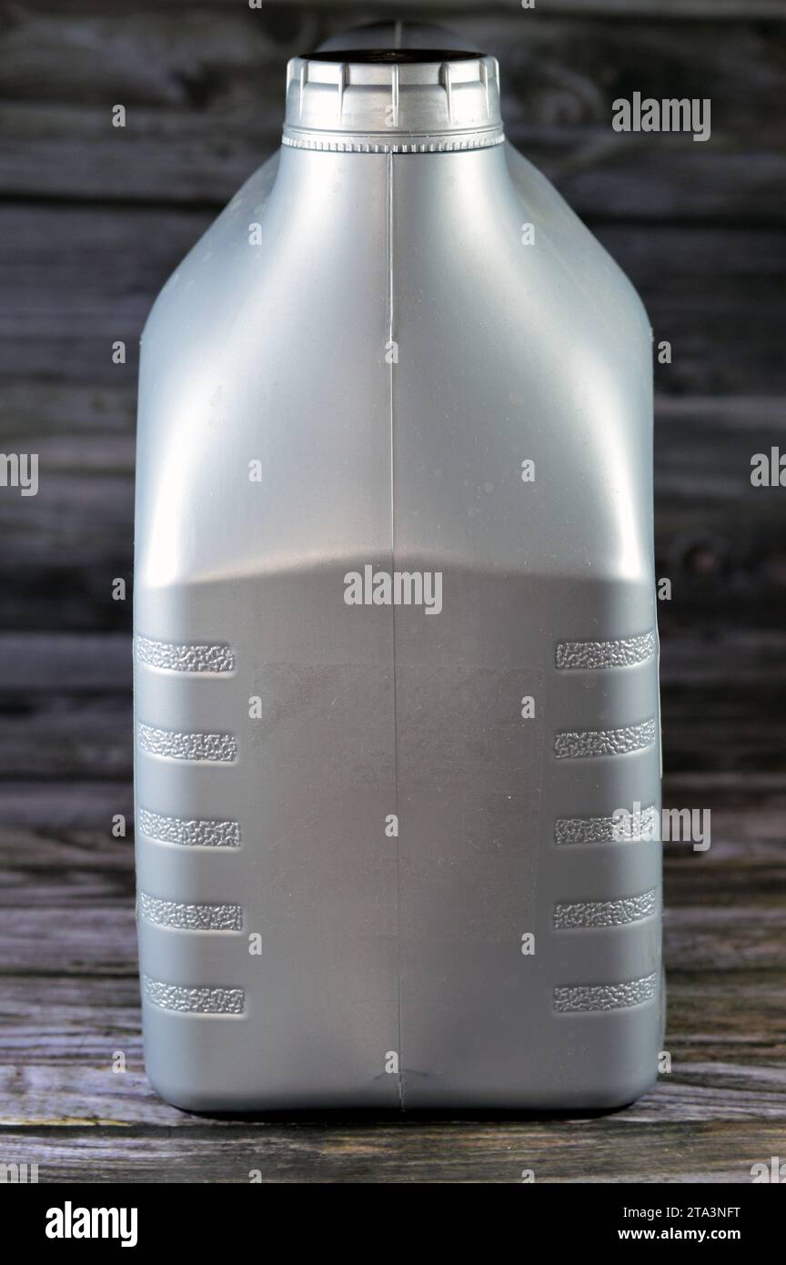 Advanced fully synthetic engine oil for cars used with US, Japanese and ...