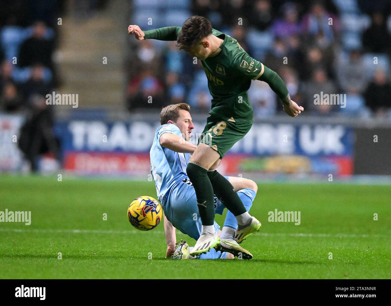 Luke Cundle #28 of Plymouth Argyle battles for the ball during the Sky ...