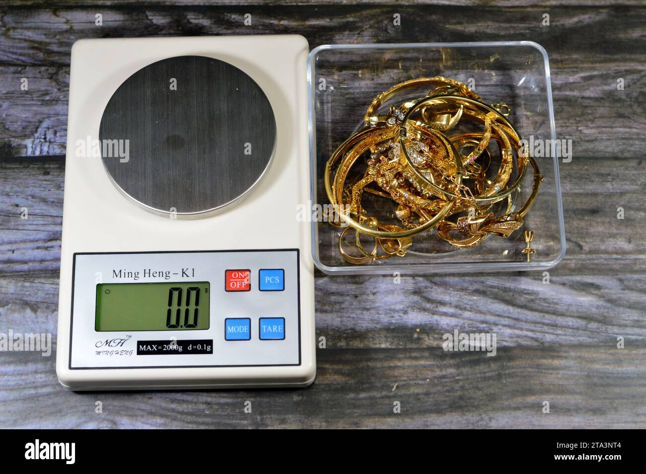 Gold jewelry egyptian chain hi-res stock photography and images - Alamy