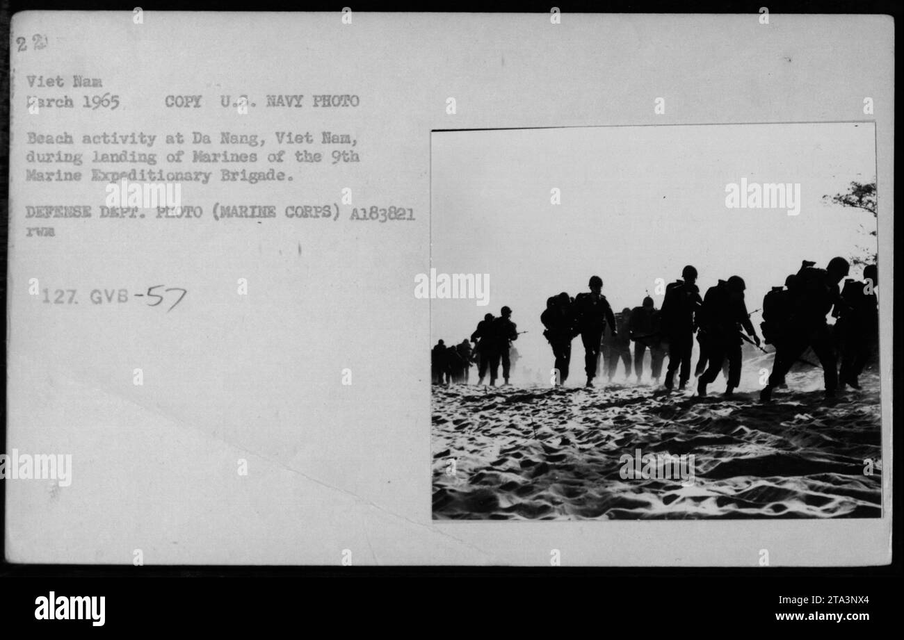 Marines from the 9th Marine Expeditionary Brigade landing at Da Nang ...