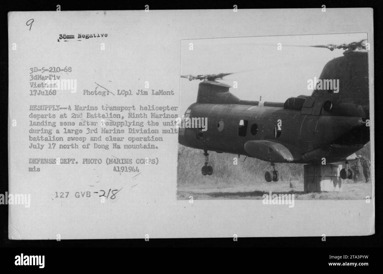 Landing support marines conduct Black and White Stock Photos & Images ...