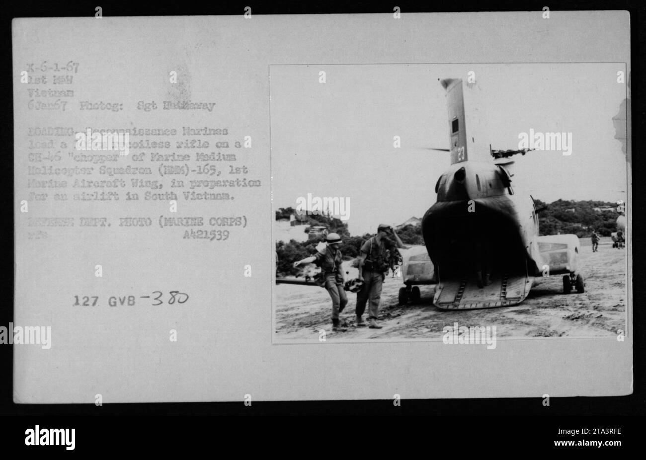 Reconnaissance Marines load a 106-mm Recoilless Rifle onto a CH-46 ...
