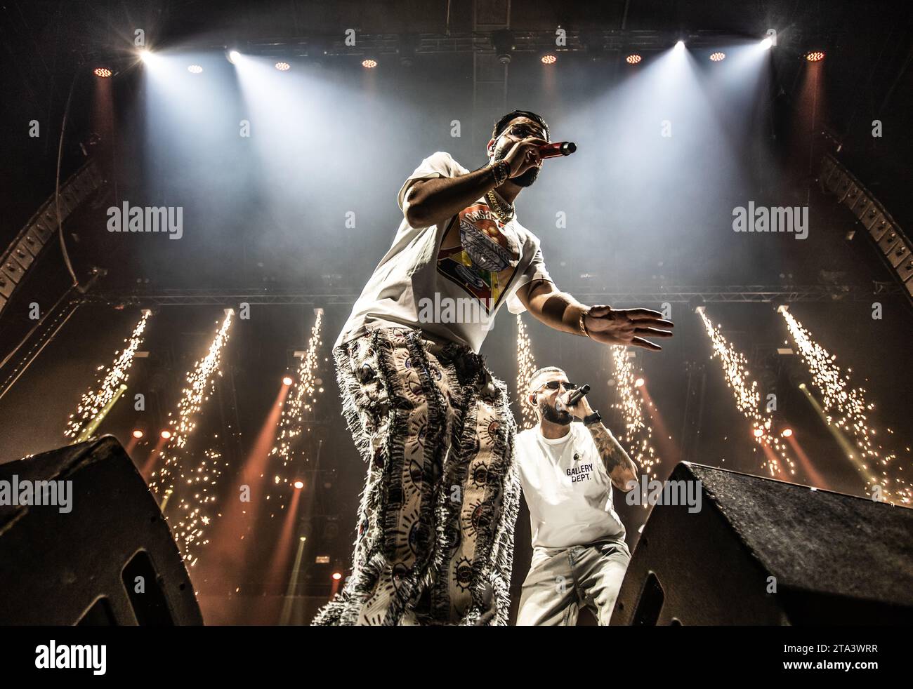 View from a lower point performing art hi-res stock photography and images - Alamy