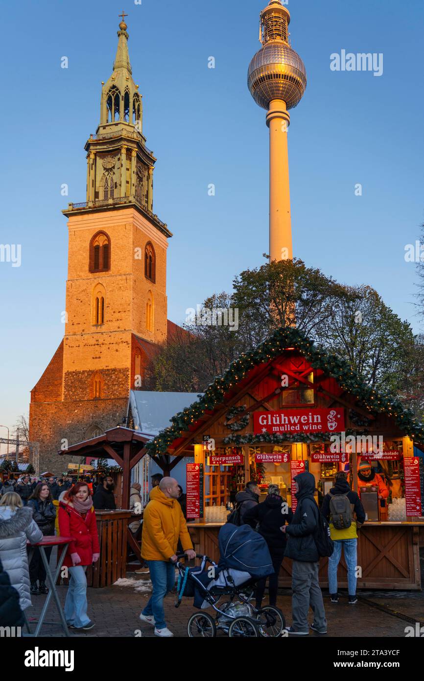 Ein Glühweinstand auf dem Weihnachtsmarkt am Roten Rathaus in Berlin ...