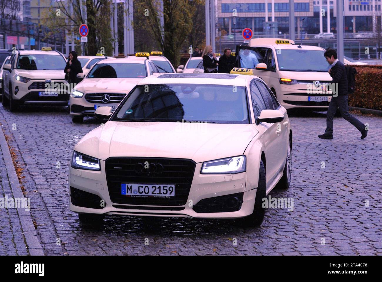 Audi Taxi mit Allrad-Antrieb. Taxistand Eingang West der Messe München ...