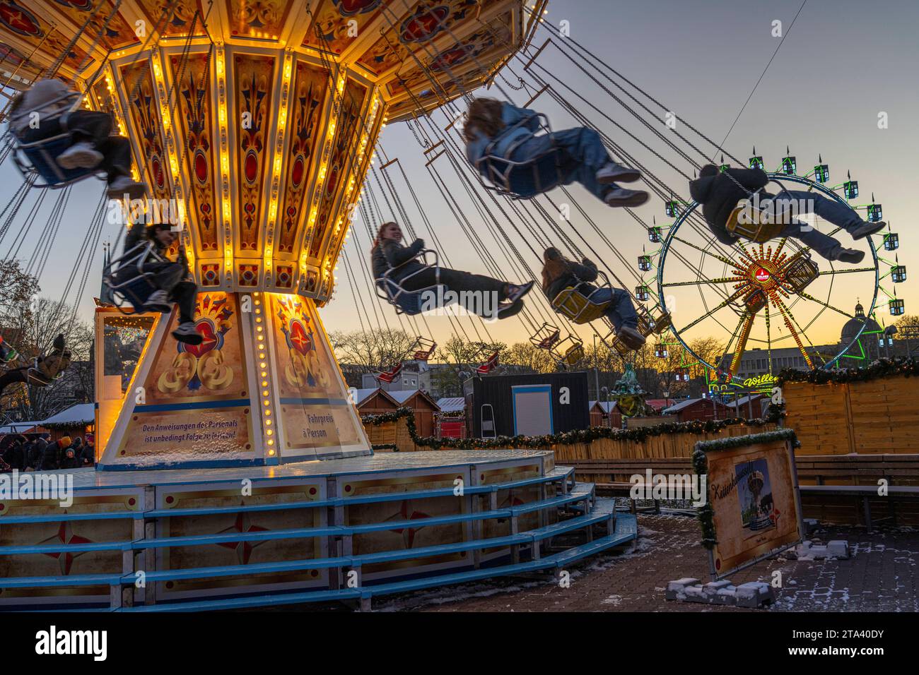 Ein Kettenkarusell auf dem Weihnachtsmarkt vor dem Roten Rathaus in ...