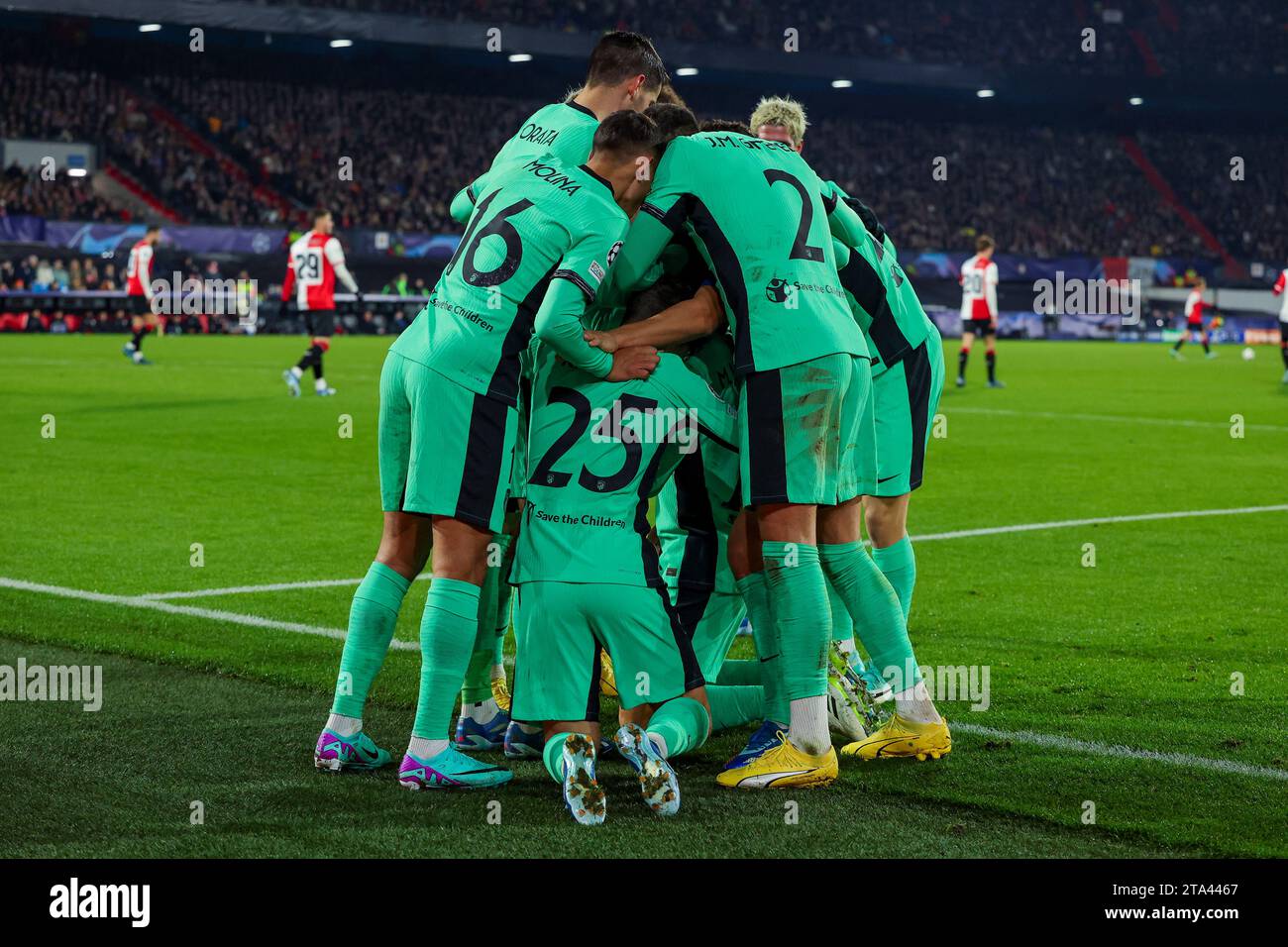 Jmit seinem mannschaft nach die treffer 0 hi-res stock photography and ...