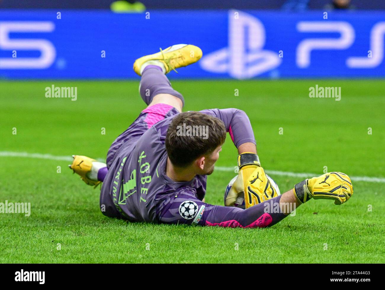 Goalkeeper borussia dortmund hi-res stock photography and images - Alamy