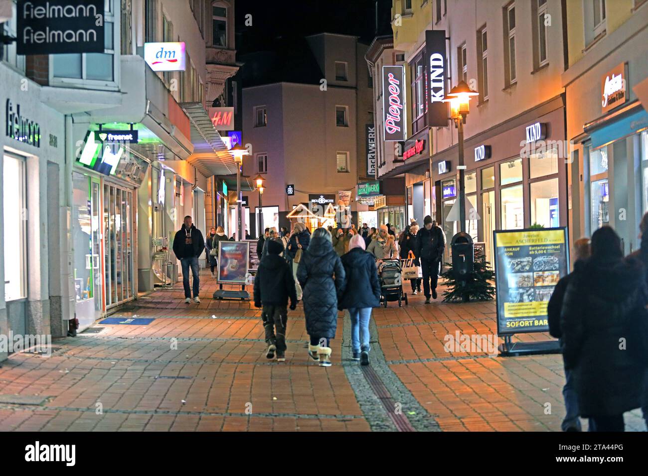 Straßenszenen im Alltag Abendlicher Alltag mit vereinzelten Personen ...