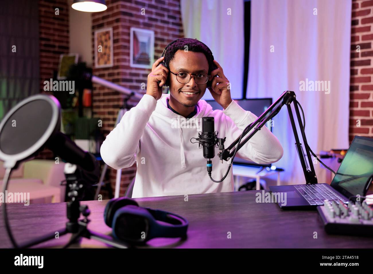 Popular vlogger hi-res stock photography and images - Alamy