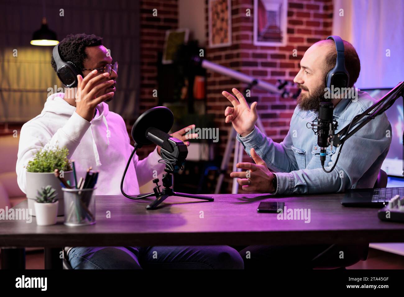 African celebrity interview hi-res stock photography and images - Alamy