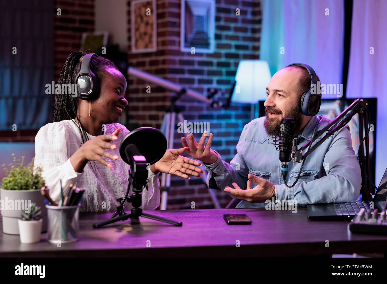 Engaging dialogue hi-res stock photography and images - Alamy