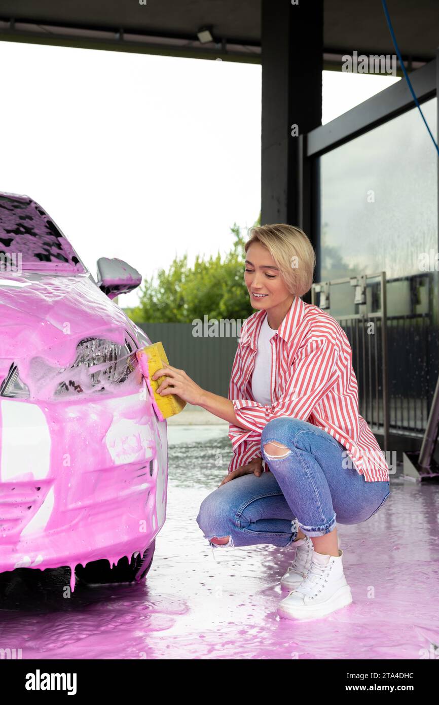 Cleaning a white car hi-res stock photography and images - Alamy
