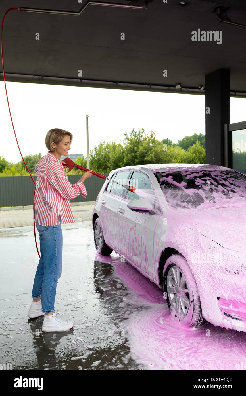 Cleaning a white car hi-res stock photography and images - Alamy