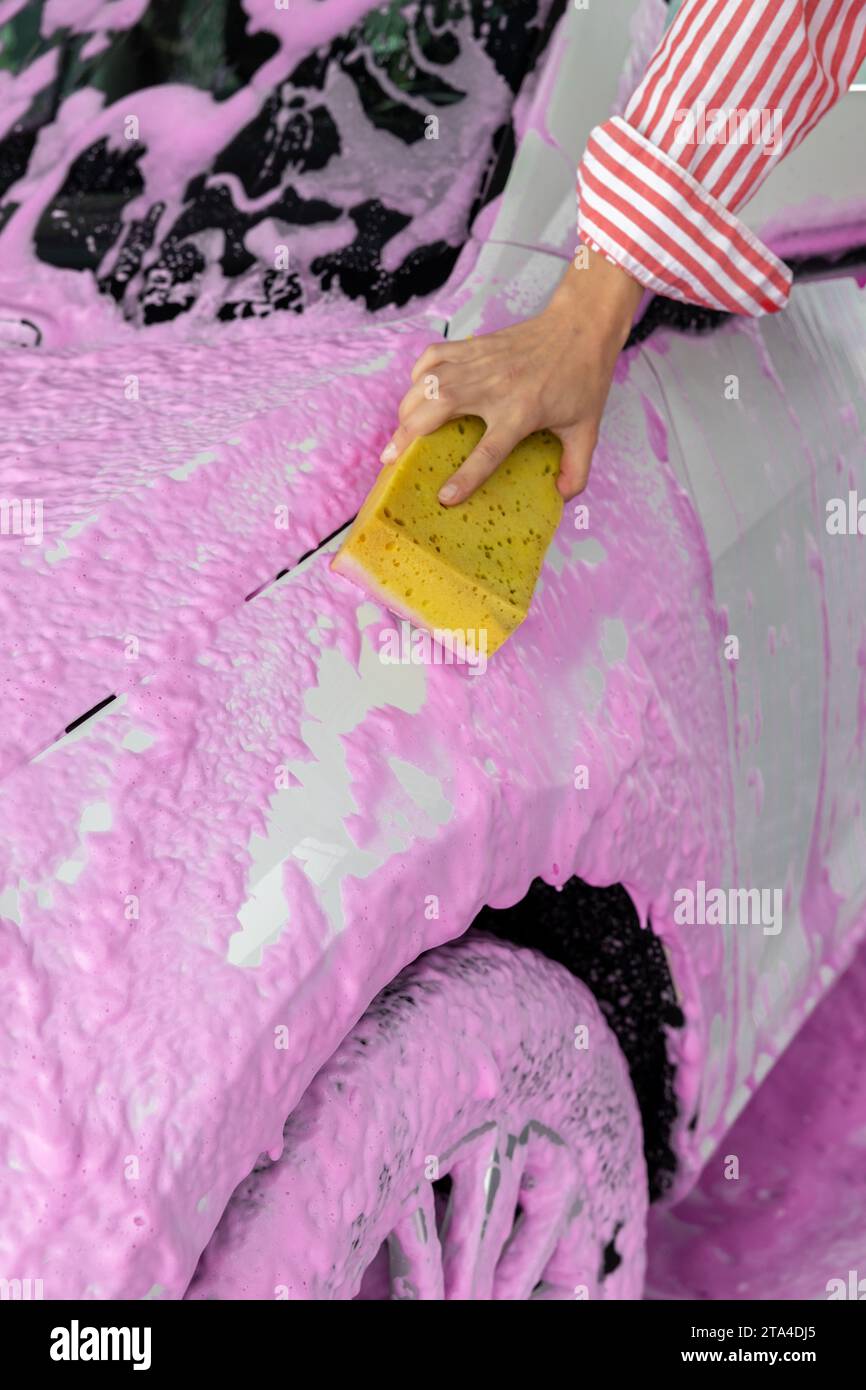 Cleaning a white car hi-res stock photography and images - Alamy