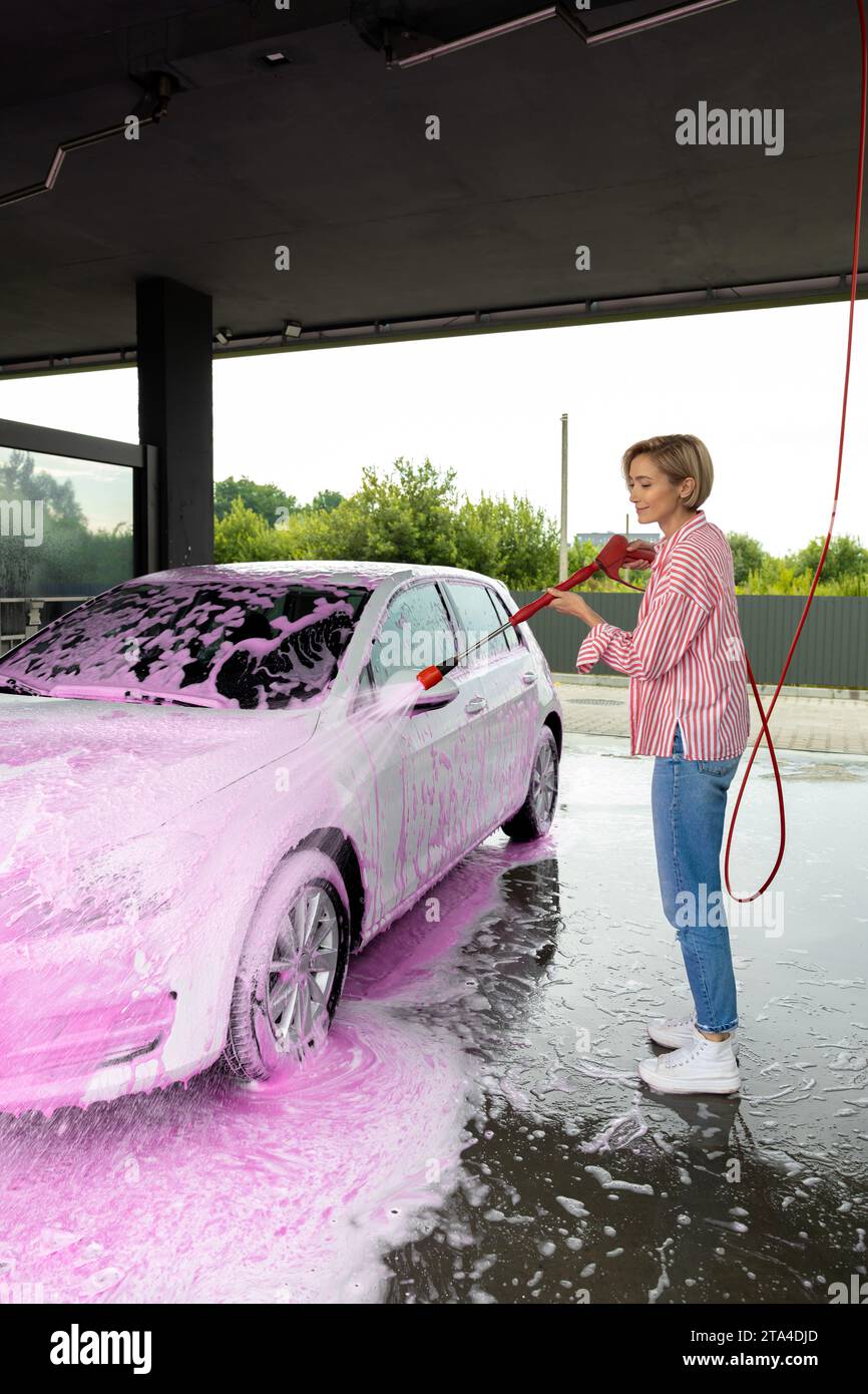 Cleaning a white car hi-res stock photography and images - Alamy