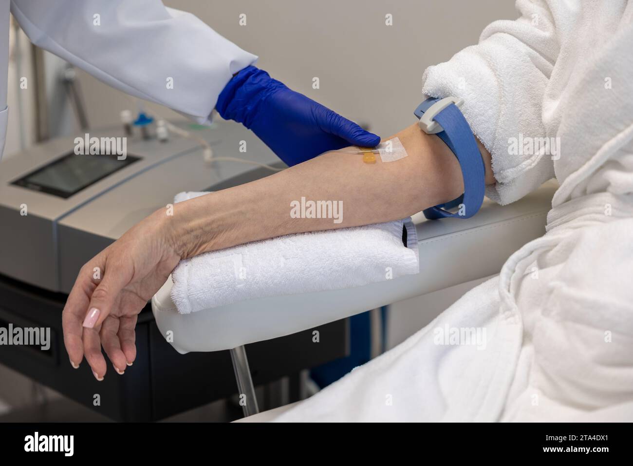 Woman receiving vitamin iv hi-res stock photography and images - Alamy