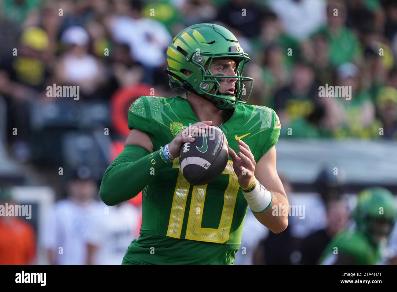 Oregon Ducks quarterback Bo Nix (10) throws the ball against the Hawaii ...