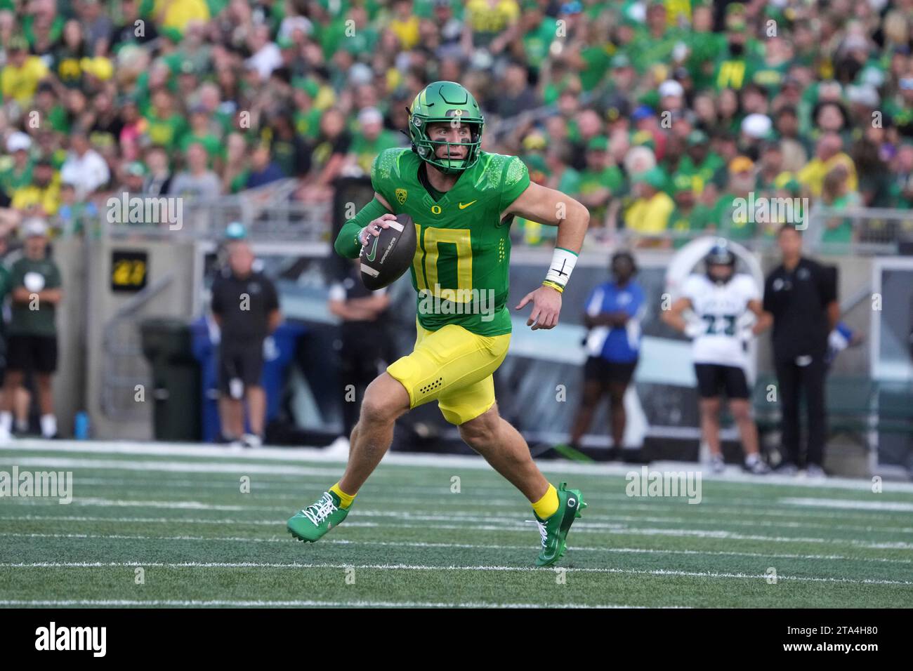 Oregon Ducks quarterback Bo Nix (10) throws the ball against the Hawaii ...