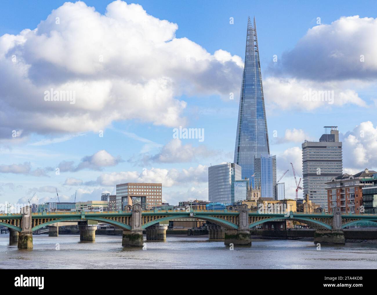 Blackfriars bridge shard skyscraper hi-res stock photography and images ...