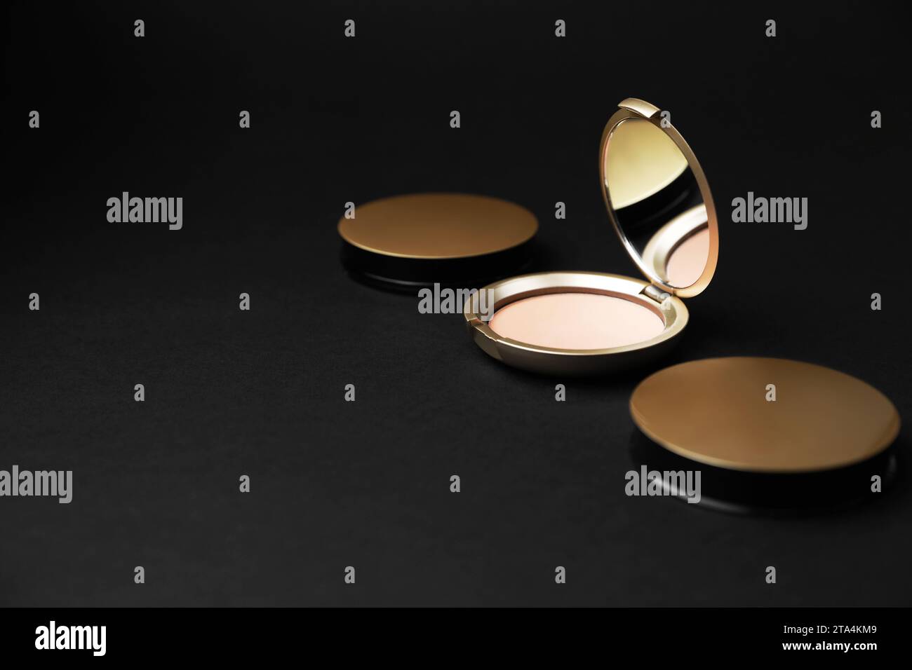 Setting powder with mirror hi-res stock photography and images - Alamy