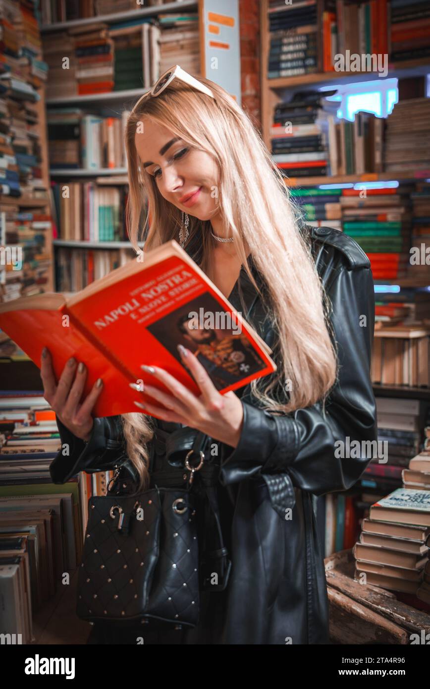 Woman reading library italy hi-res stock photography and images - Alamy