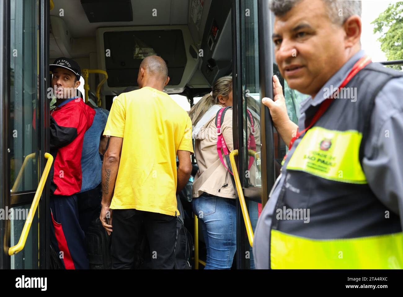 Large movement at the Ana Rosa bus terminal, south zone of São Paulo ...