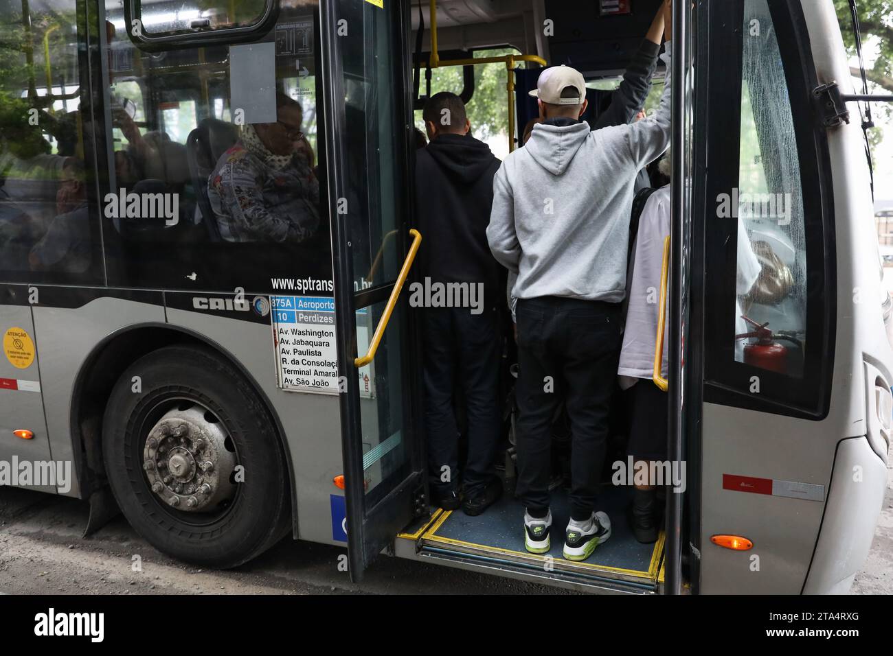 Large movement at the Ana Rosa bus terminal, south zone of São Paulo ...