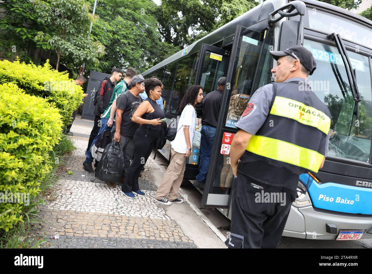 Large movement at the Ana Rosa bus terminal, south zone of São Paulo ...