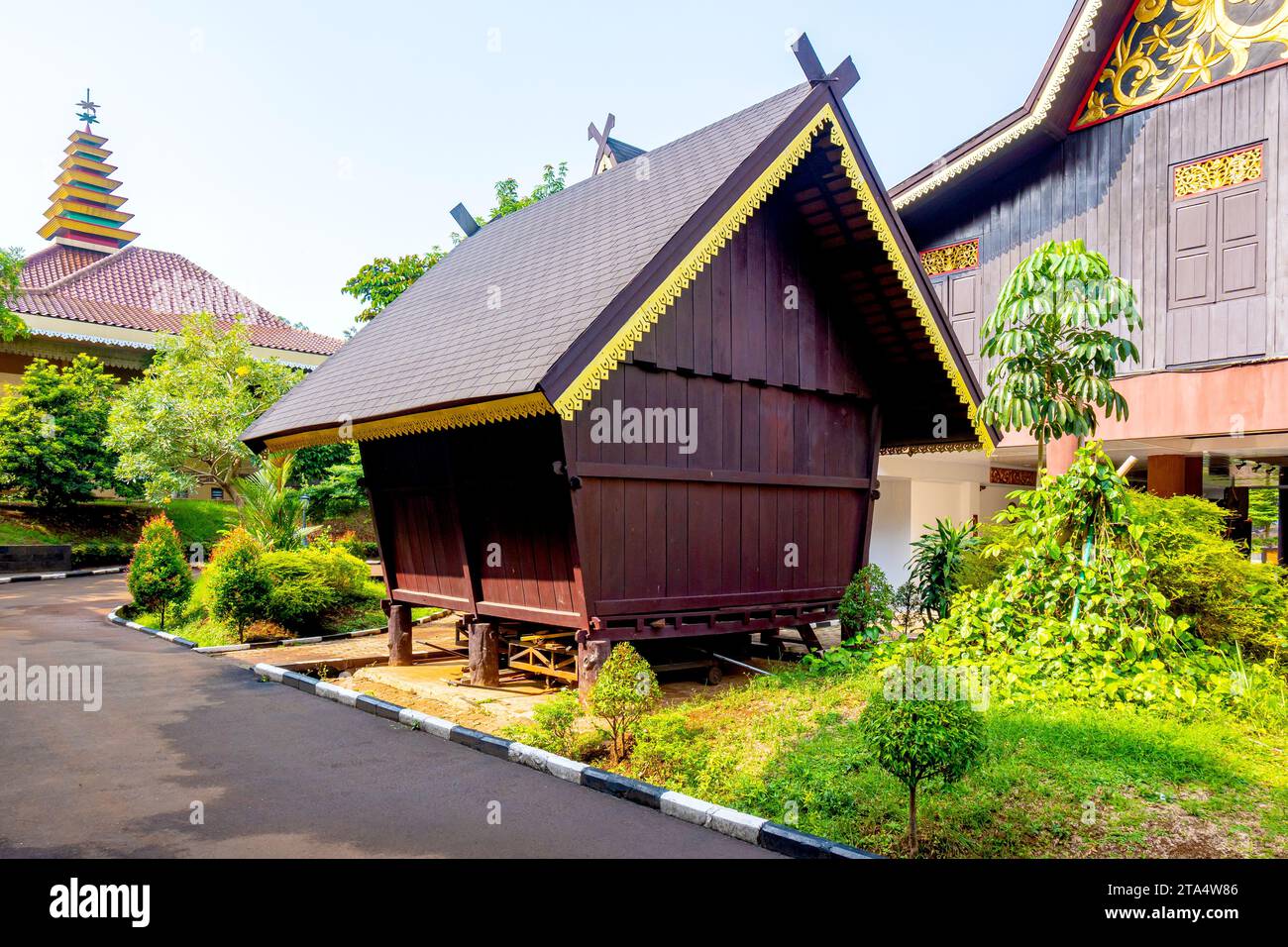 Various traditional houses in Indonesia. Indonesian traditional houses ...