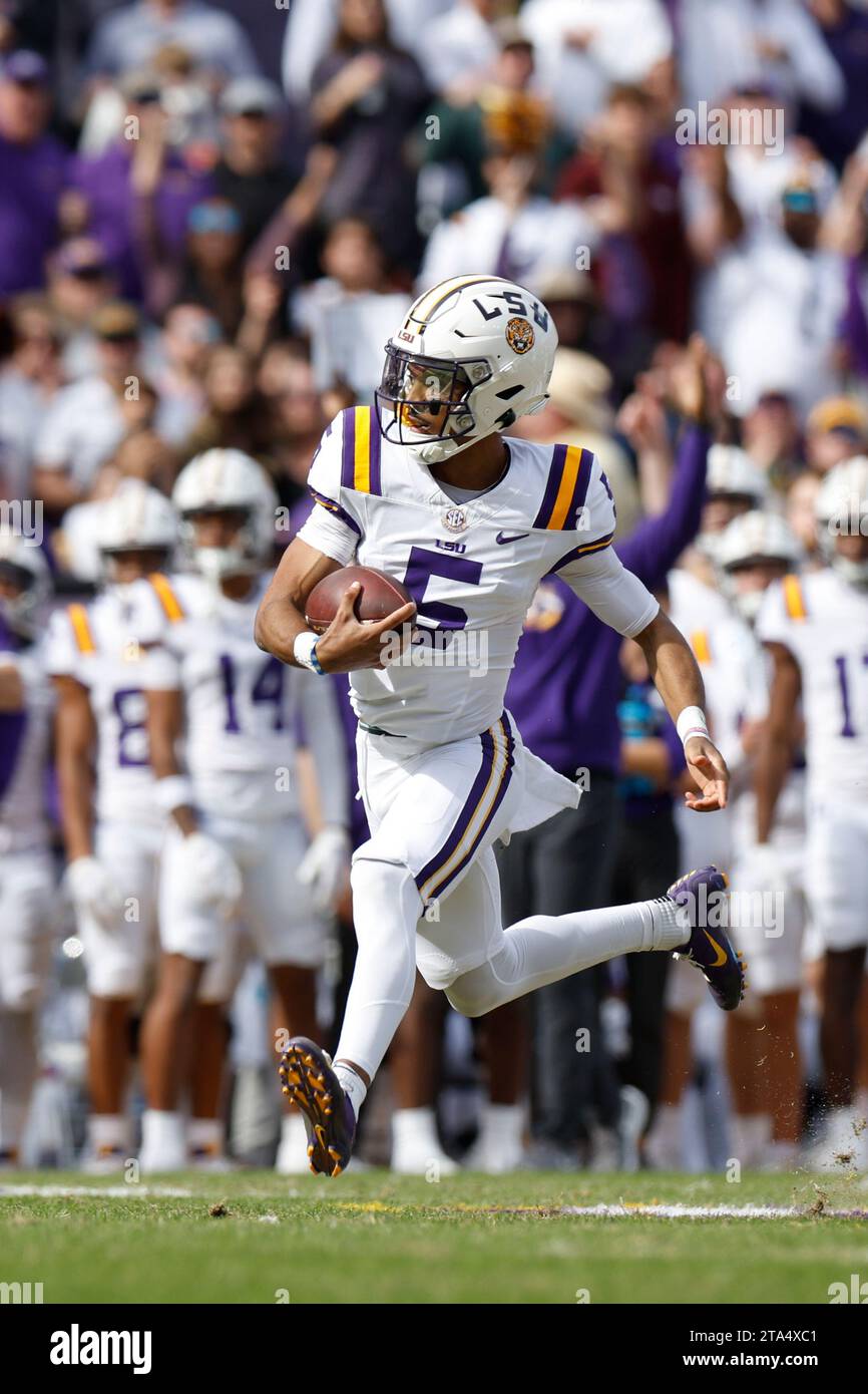LSU quarterback Jayden Daniels (5) carries the ball on a run during an ...
