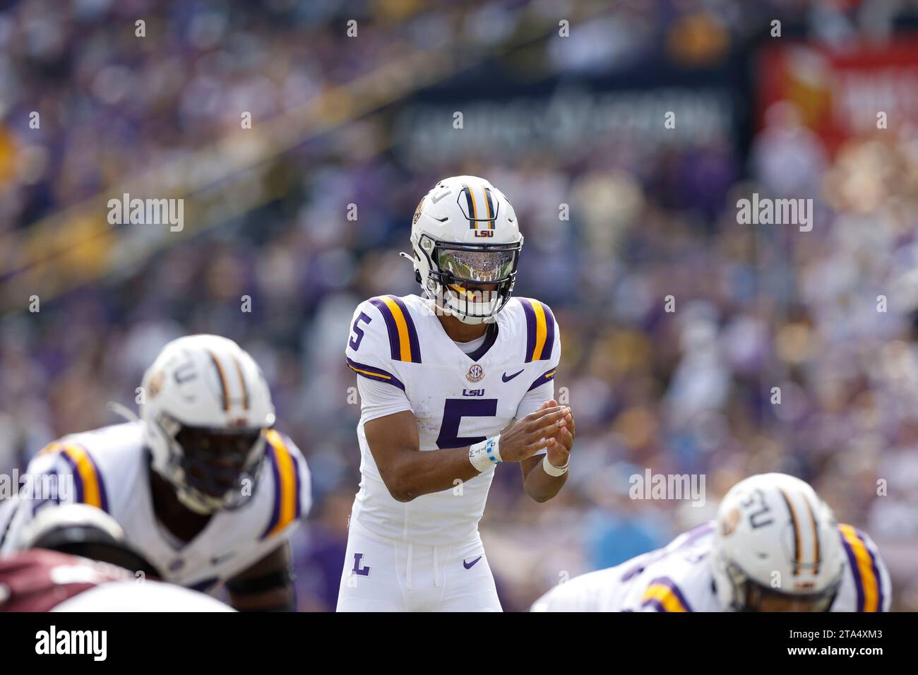 LSU quarterback Jayden Daniels (5) awaits the snap during an NCAA ...