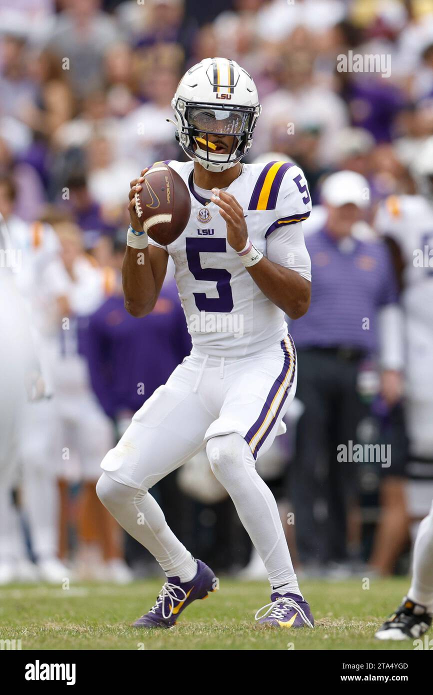 LSU quarterback Jayden Daniels (5) looks to pass during an NCAA college ...