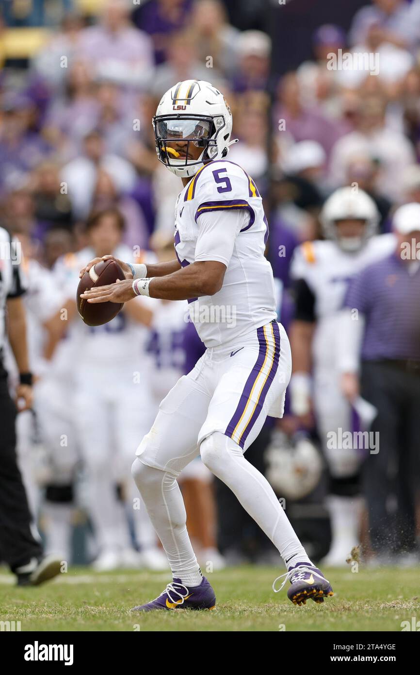 LSU quarterback Jayden Daniels (5) looks to pass during an NCAA college ...