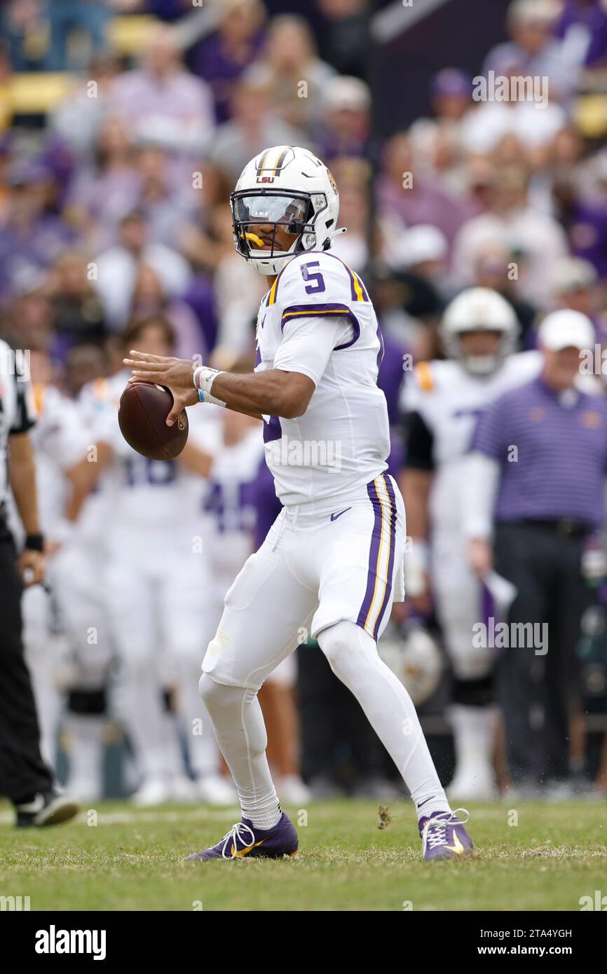 LSU quarterback Jayden Daniels (5) looks to pass during an NCAA college ...