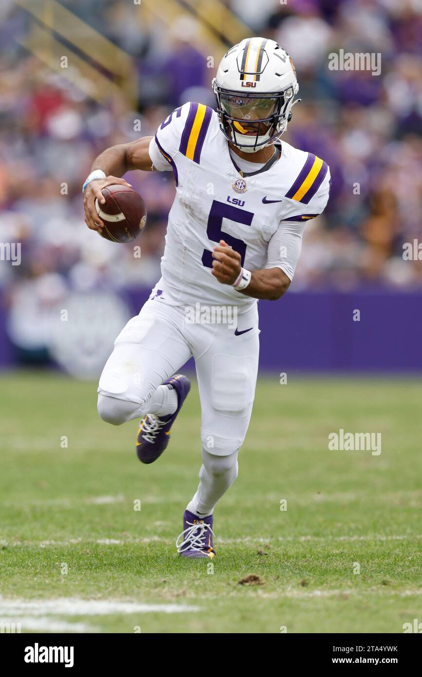 LSU quarterback Jayden Daniels (5) carries the ball on a run during an ...