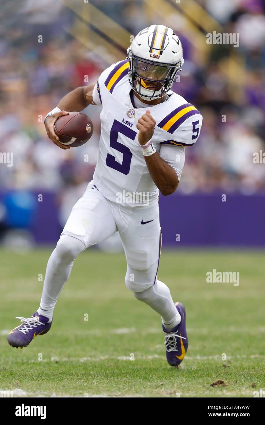LSU quarterback Jayden Daniels (5) carries the ball on a run during an ...