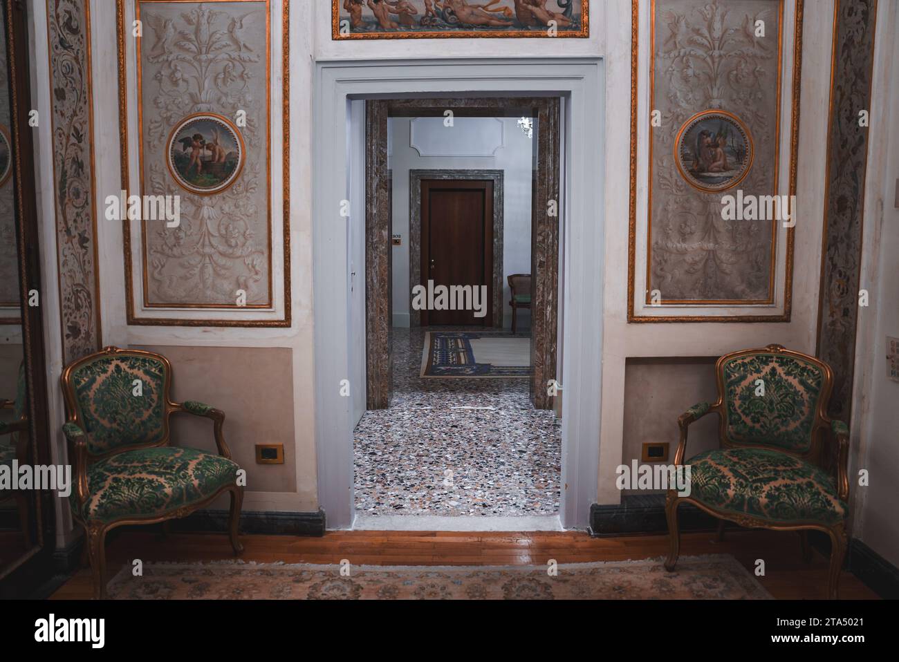 Ornate room venetian style hi-res stock photography and images - Alamy