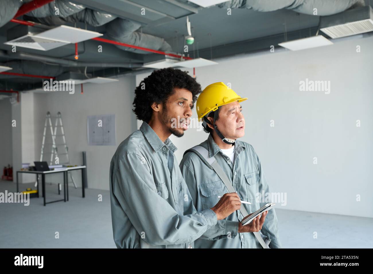 Foreman and head engineer inspecting construction site Stock Photo - Alamy