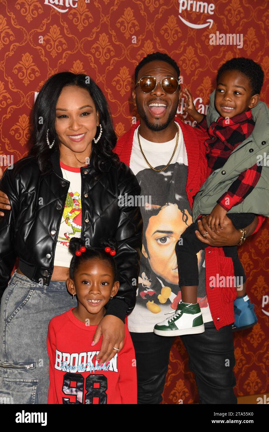 Los Angeles, Ca. 28th Nov, 2023. Kel Mitchell and family at the LA Premiere of Candy Cane Lane ...