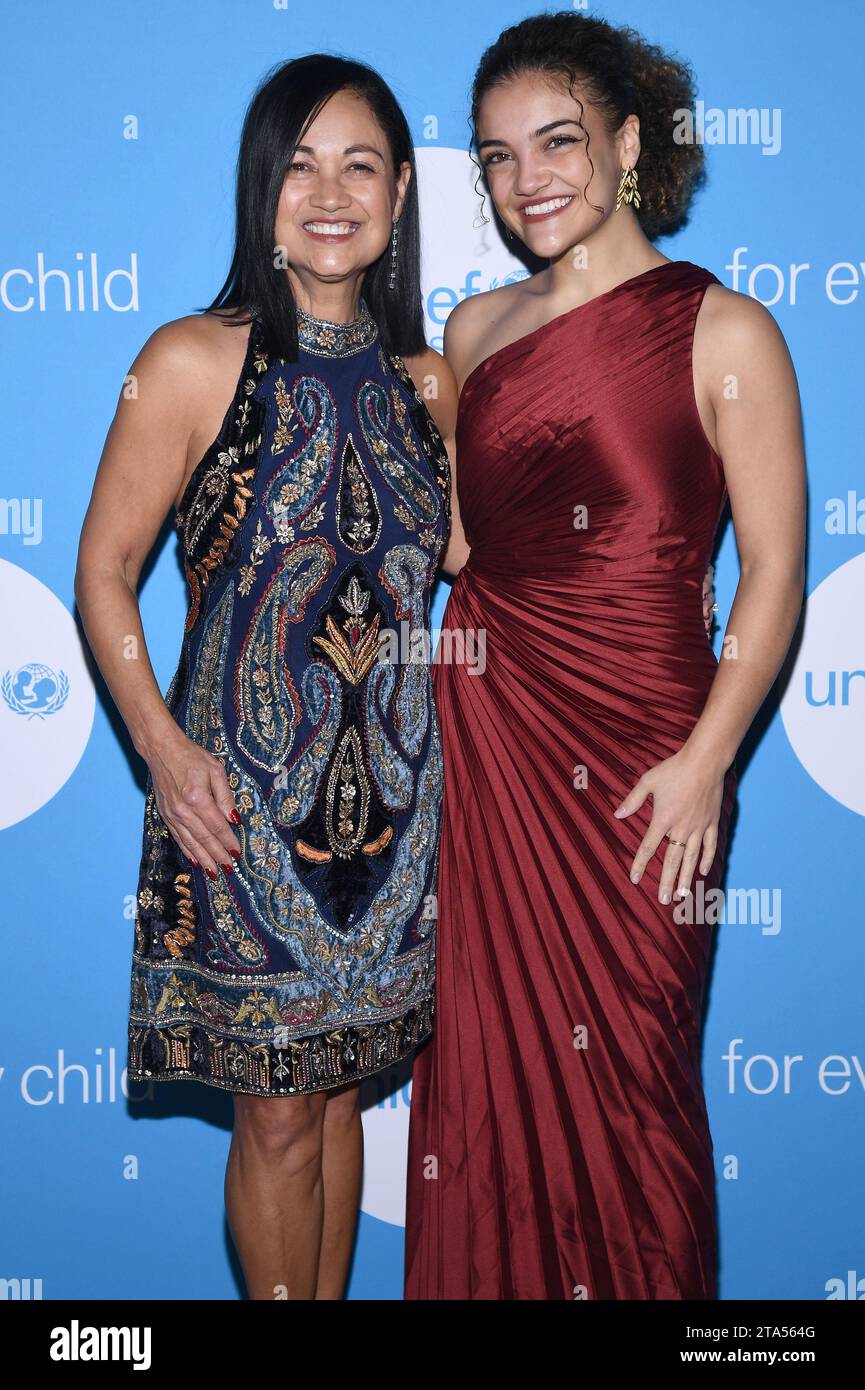 New York, USA. 28th Nov, 2023. (L-R) Wanda Hernandez and American ...