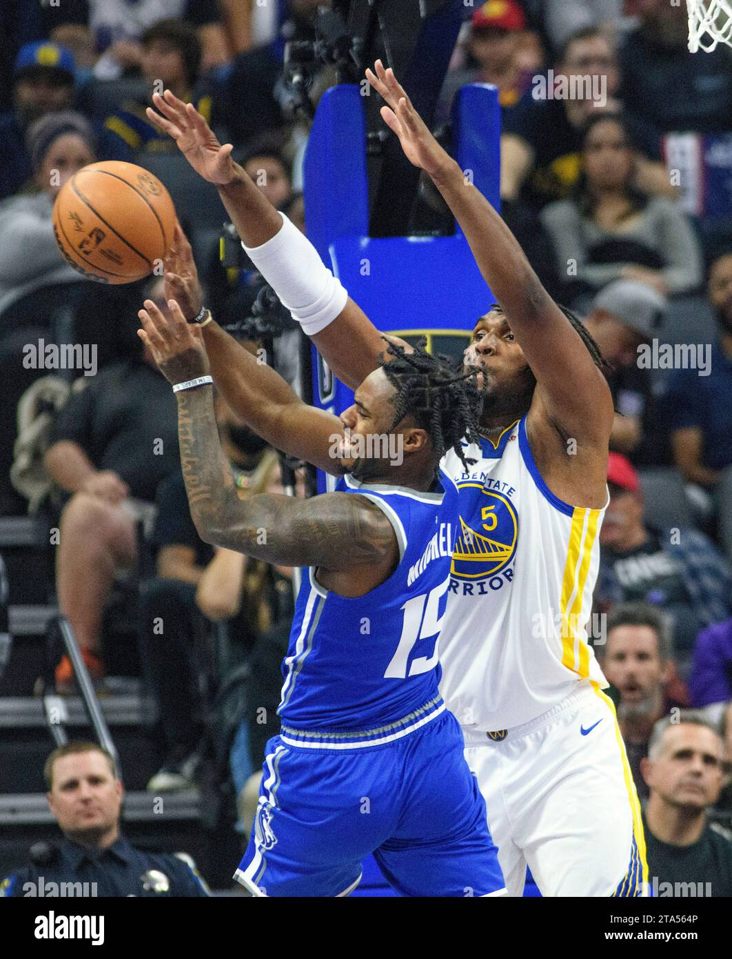 Sacramento Kings guard Davion Mitchell (15) is guarded by Golden State ...