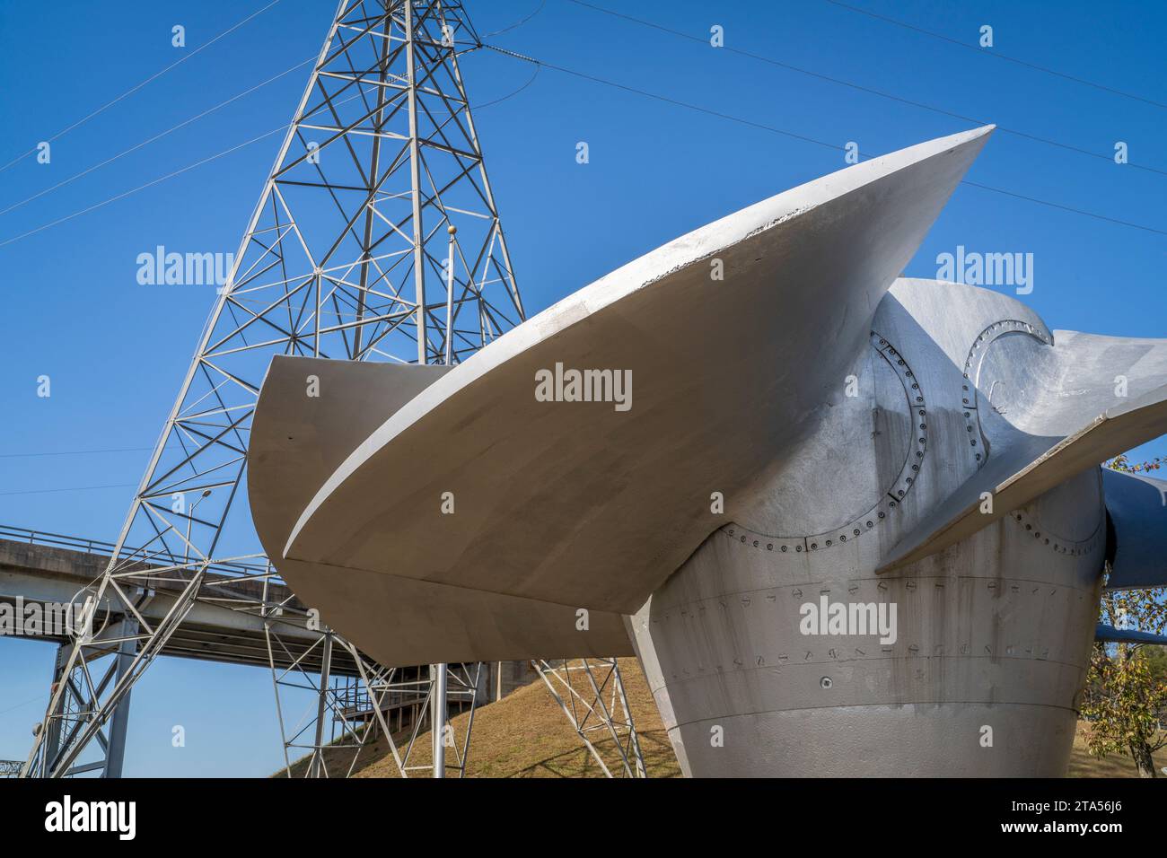 old adjustable-blade Kaplan propeller turbine displayed at Pickwick Dam ...