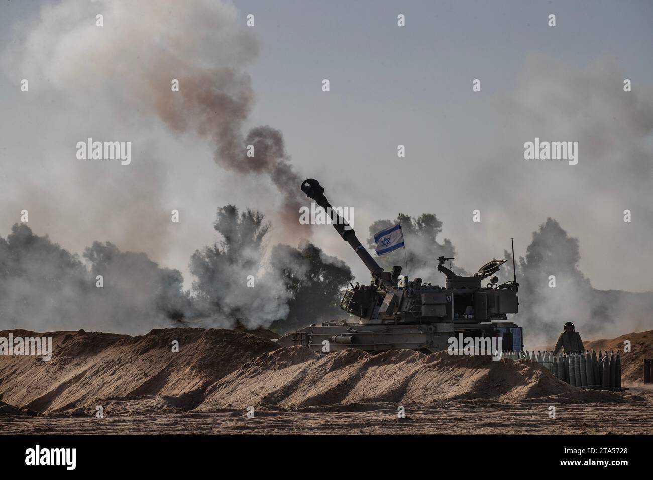 Israel. 07th Nov, 2023. An Israeli 155mm self-propelled Howitzer fires ...